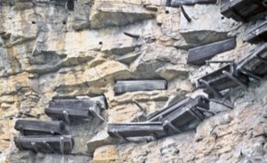 Mysterious Hanging Coffins in China (17 photos) | KLYKER.COM