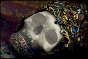 Skeletons Covered in Jewels (13 photos) | KLYKER.COM