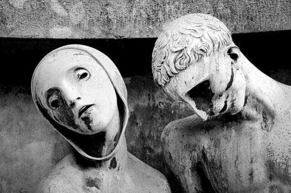 25 Morbidly Bizarre Cemetery Statues | KLYKER.COM