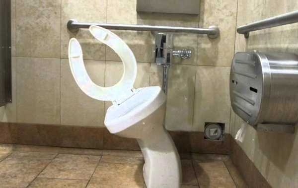 30 Cringeworthy Toilets | KLYKER.COM