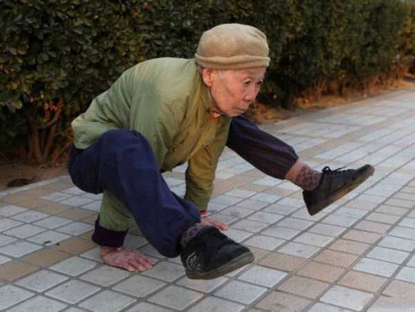 People With Weird And Useless Talents | KLYKER.COM