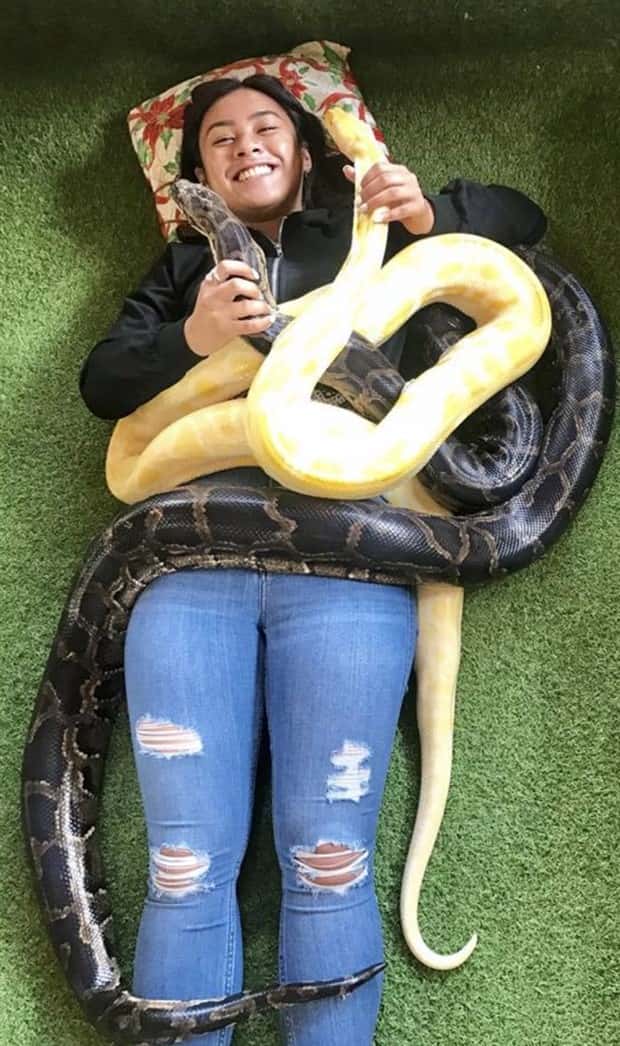 22 Hair-Raising Images of People Covered in Snakes | KLYKER.COM