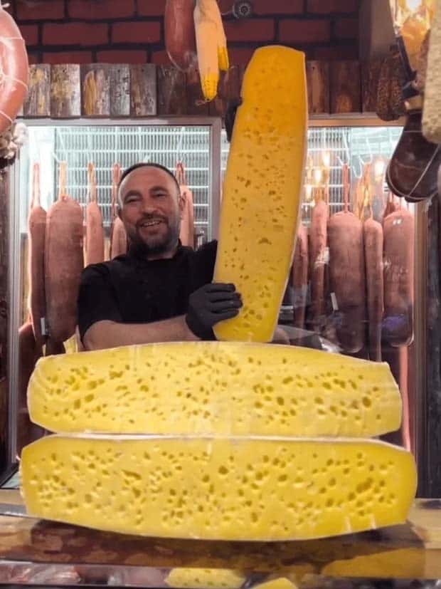 Strange Giant Foods Captured | KLYKER.COM