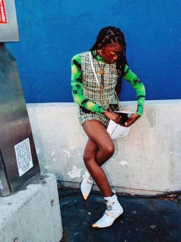 Strange Standing Poses That’ll Crack You Up | KLYKER.COM