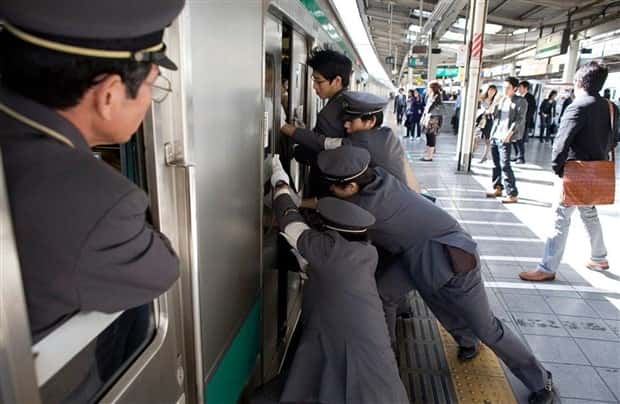 Japanese Subway Pushers at Work | KLYKER.COM